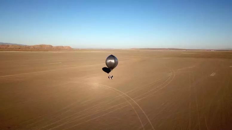 Heliotrope Loftballone bei Ridgecrest Kalifornien geflunn