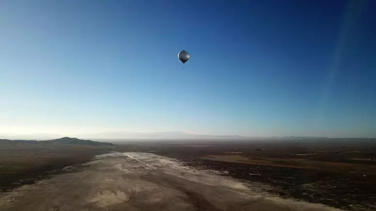 Loftballone klammen mat Sonn erof wéi Dämmerung