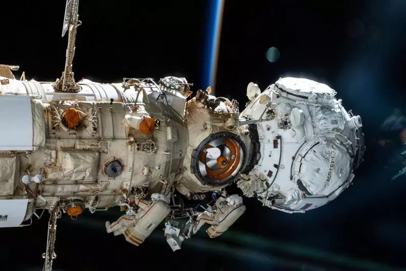 I-Cosmonauts uAnton Shkaplerov kunye noPyotr Dubrov Spacewalk