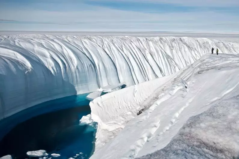 在格陵兰流动的地表融水