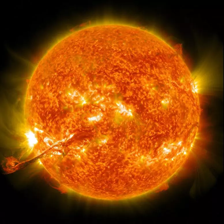 Güneş Patlamaları İlginç Şekillere Sahiptir