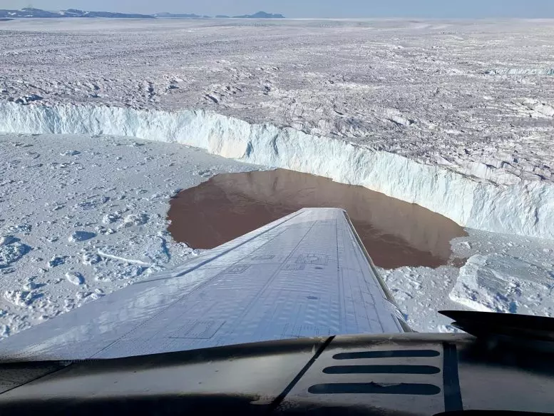 Мөсөн голыг огтолж байна