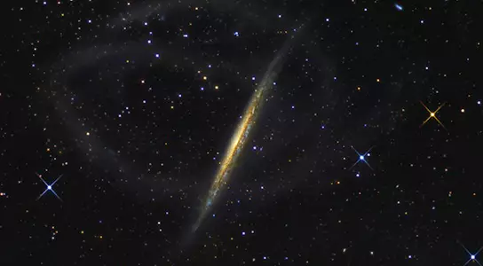 古老的銀河碰撞產生了 NGC 5907 的恆星漩渦 2474_1