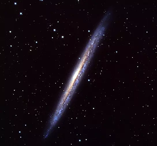 古老的銀河碰撞產生了 NGC 5907 的恆星漩渦 2474_2