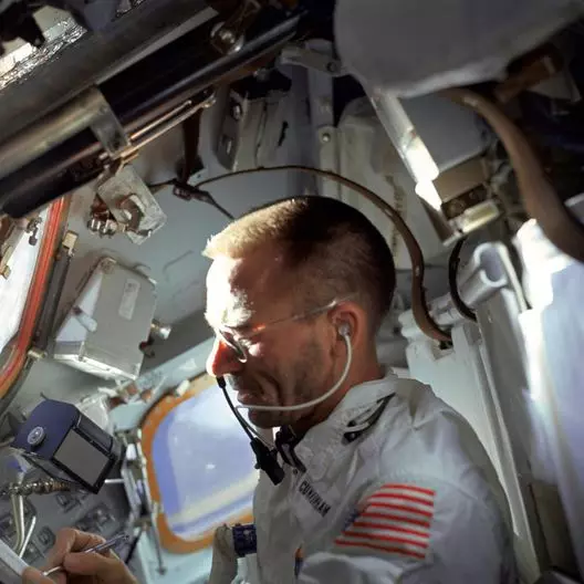 NASA-astronaut Walter Cunningham skriuwt mei Fisher Space Pen