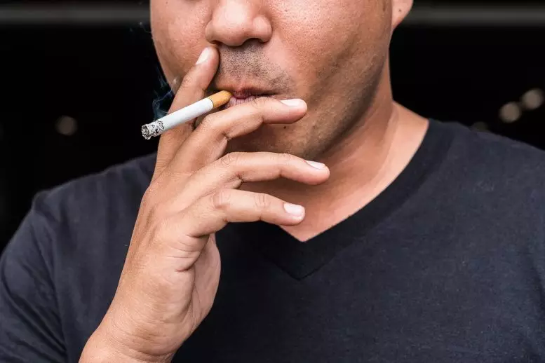 Lelaki Hisap Rokok