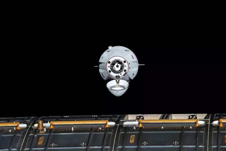 SpaceX Cargo Dragon Isunmọ ISS