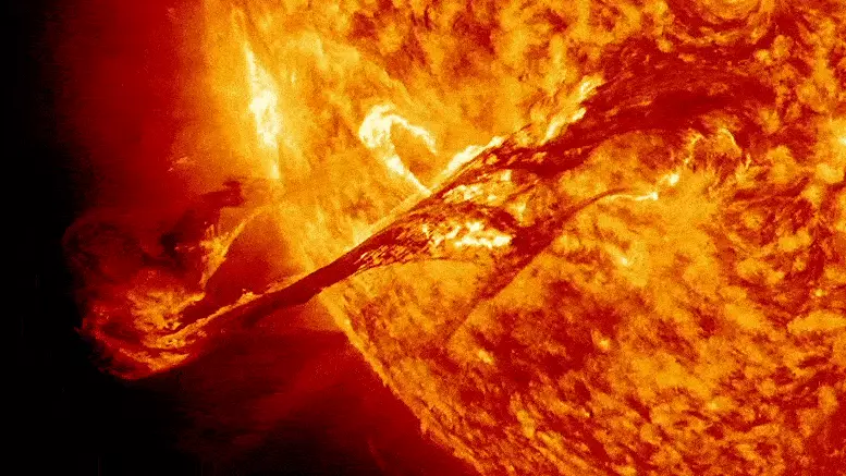 Magnifica espulsione di massa coronale CME