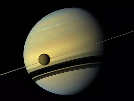 естествен цветен изглед на Титан и Сатурн