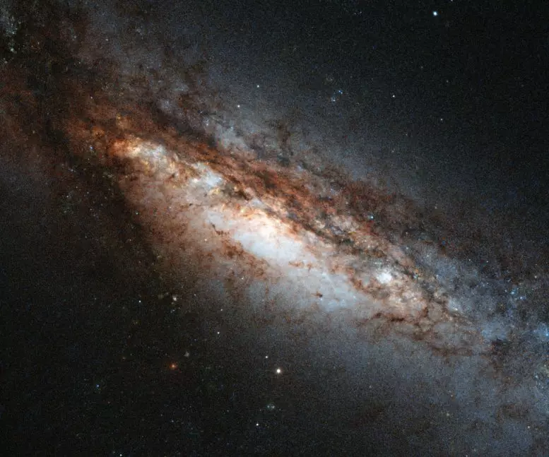 Hubble Melihat Cincin Kutub Galaxy NGC 660