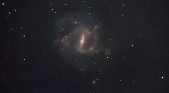 Hubble ຄົ້ນພົບ NGC 1073, ກາລັກຊີກ້ຽວວຽນທີ່ກີດຂວາງຄ້າຍກັບທາງຊ້າງເຜືອກ 27552_1