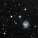 Hubble ຄົ້ນພົບ NGC 1073, ກາລັກຊີກ້ຽວວຽນທີ່ກີດຂວາງຄ້າຍກັບທາງຊ້າງເຜືອກ 27552_3
