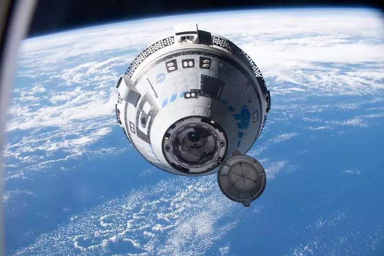 Boeing's CST-100 Starliner Crew Ship ජාත්‍යන්තර අභ්‍යවකාශ මධ්‍යස්ථානය වෙත ළඟා වේ