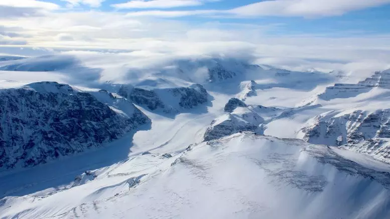 Montagnes couvertes de glace et couvertes de neige de la côte ouest du Groenland