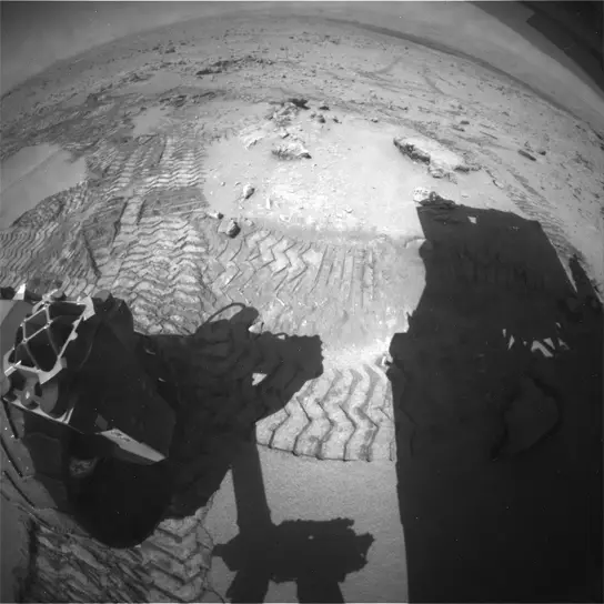 Curiosity Rover သည် Martian Dune ကိုဖြတ်သည်။