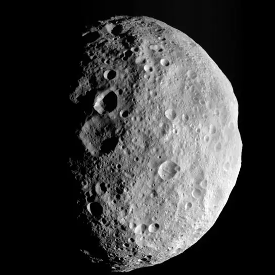 Foto NASA's Dawn ugbo elu nwetara nke nnukwu asteroid Vesta