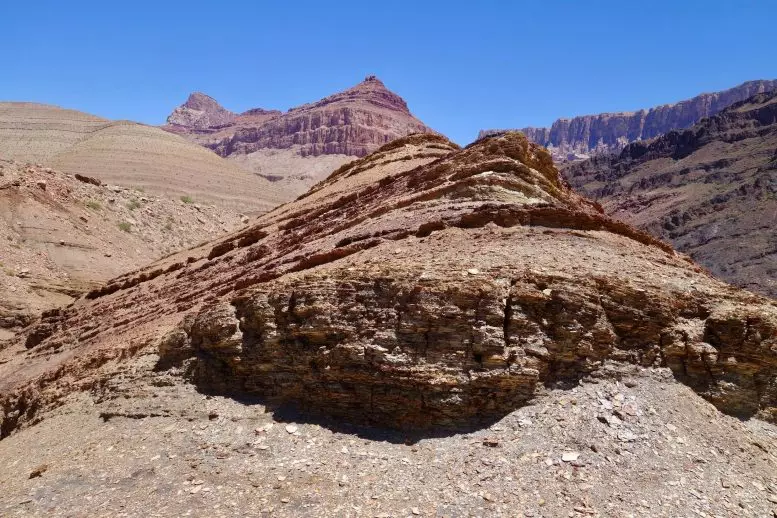 Amabuye y'icyuma Muri Grand Canyon Sedimentary Urutare