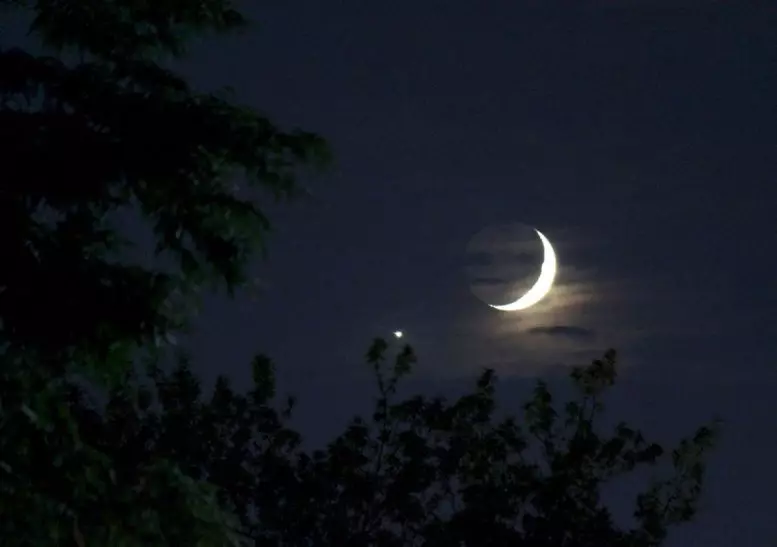 Vênus brilhante visto perto da lua crescente