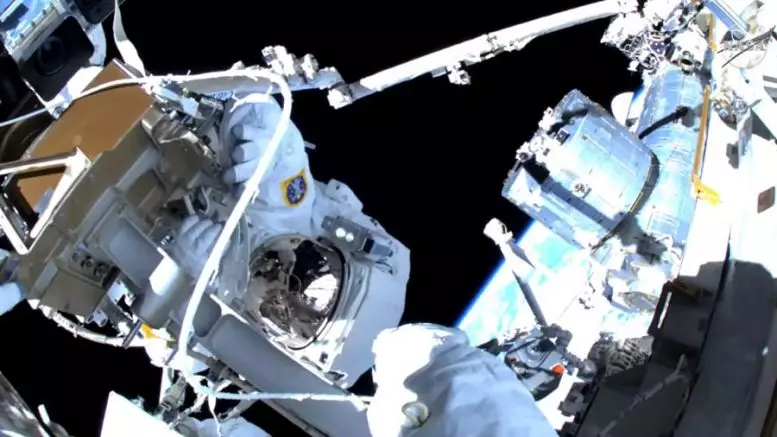 Astronauten Raja Chari a Matthias Maurer ISS Spacewalk