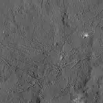 Тасвири ошёнаи шикастаи кратери Данту дар Серес