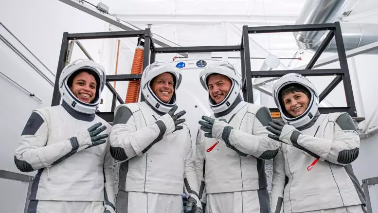 NASA SpaceX Crew-4 астронавттарды окутуу
