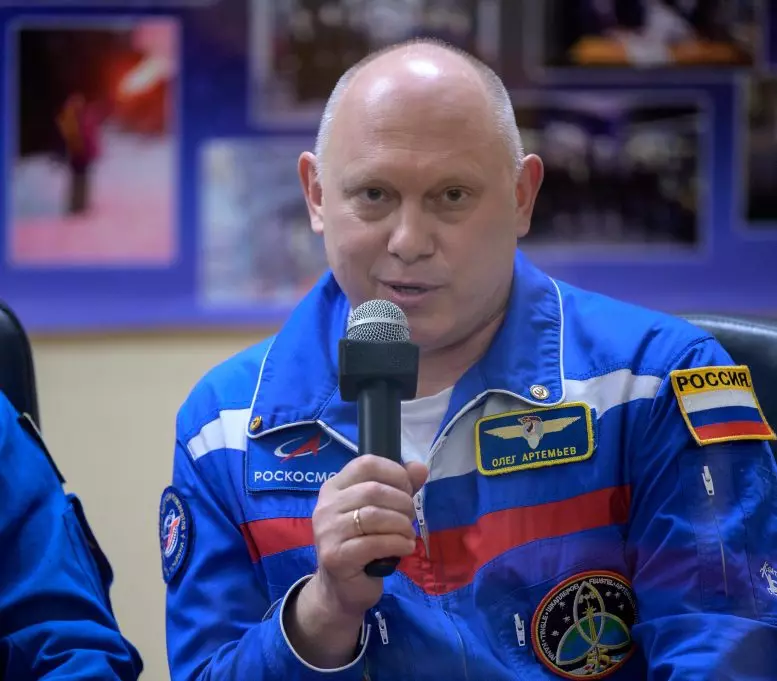Il cosmonauta Oleg Artemyev alla conferenza stampa della spedizione 65