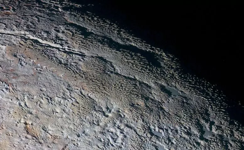 Wawasan anu langkung seukeut kana Pluto's Bladed Terrain