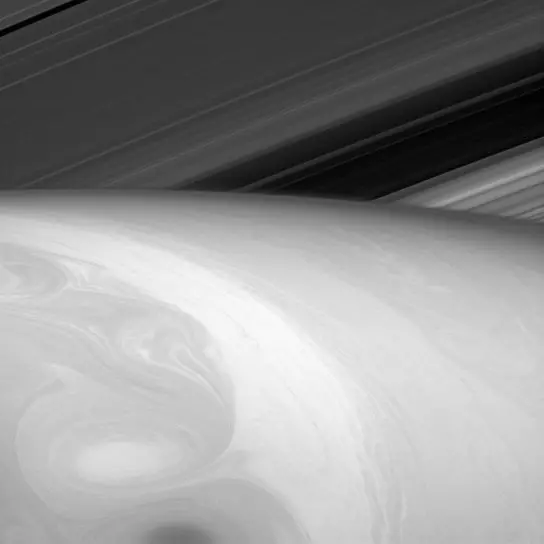 Cassini se dívá na Saturnovy mraky