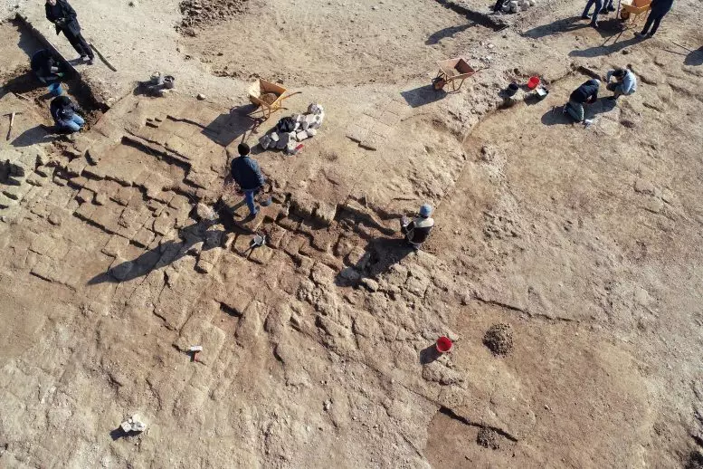 Os arqueólogos descobren as murallas da cidade antiga en Kemune