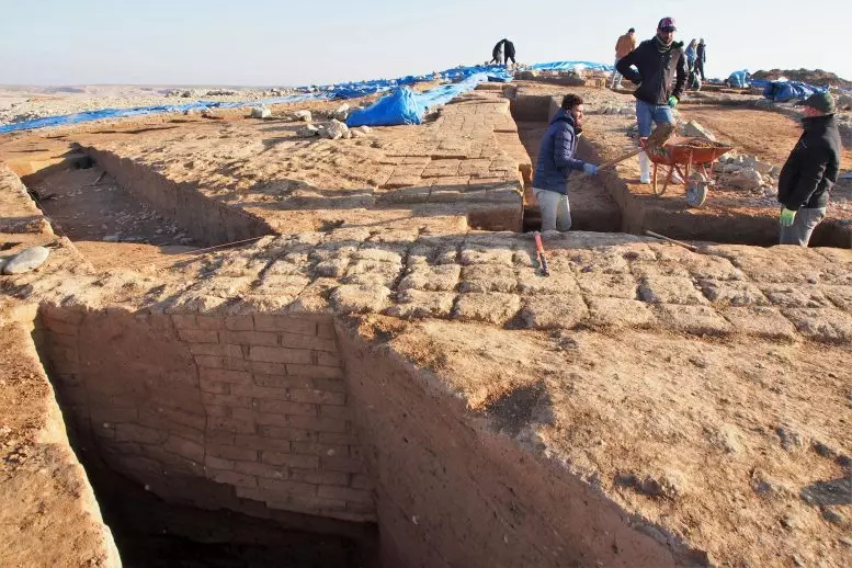 Os arqueólogos escavan paredes Edificio de almacenamento Imperio Mittani