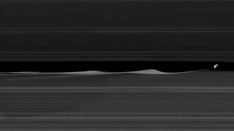 Cassini kyk na Saturnus se ring-ingebedde maan Daphnis