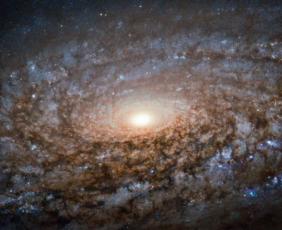 Nesen izlaistajā Habla attēlā redzama spirālveida galaktika NGC 3521