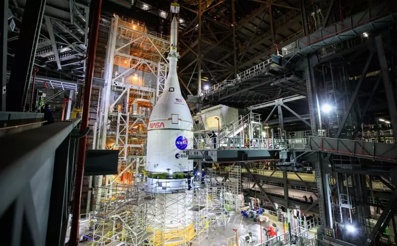 Ang Orion Spacecraft Gi-secure Sa ibabaw sa SLS Rocket