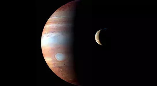 Usa ka Montage sa Bag-ong Kapunawpunawan Mga Imahen sa Jupiter ug sa Bulkan nga Bulan Io