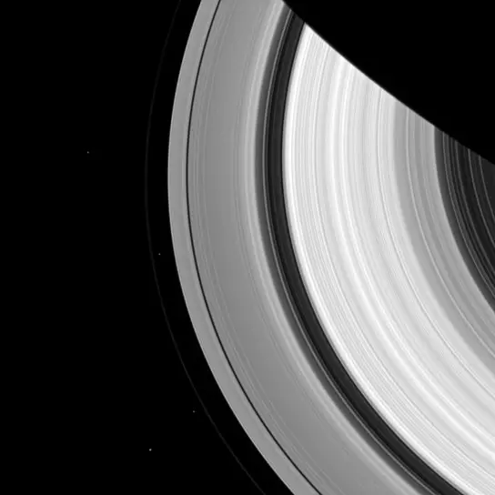 Cassini sjocht fjouwer moannen fan Saturnus