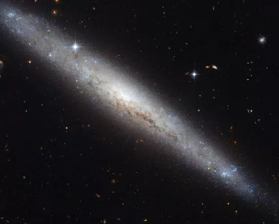 Hubbleov teleskop videl galaxiu NGC 4183