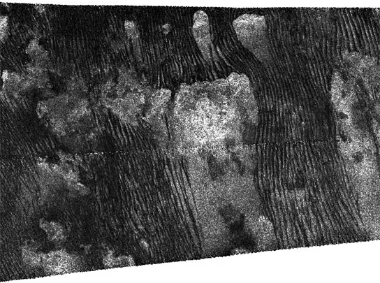 Касини показва познати форми върху дюните на Титаните