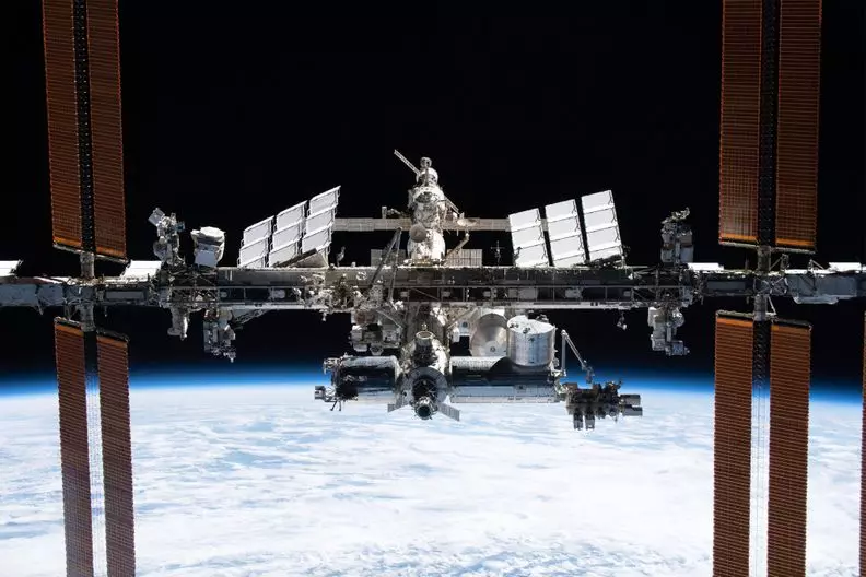 Station spatiale internationale ISS au-dessus de la Terre