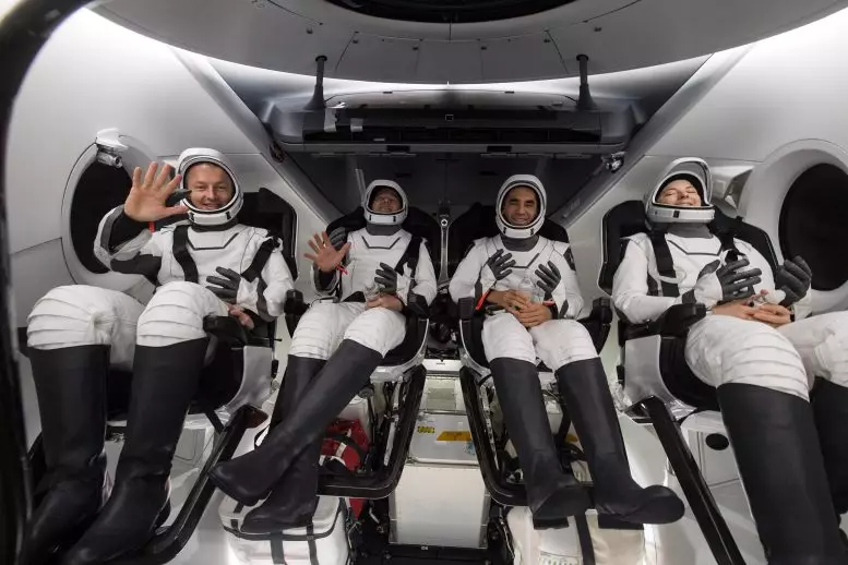 Splashdown 후 SpaceX Crew Dragon Endurance 내부의 Crew-3 우주 비행사