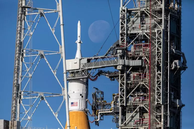 Artemis I nan Launch Pad 39B Moon Visible 2