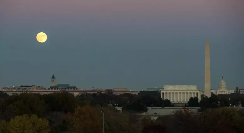 Bulan Meningkat Di Atas Washington, D.C.