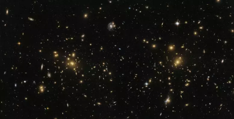 Hubble Wiwo Ọpọlọpọ awọn oju ti Abell 1758
