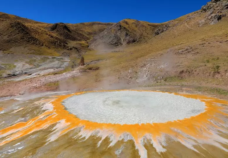 Janubiy Tibetdagi Mangradagi geotermal maydondagi issiq buloq