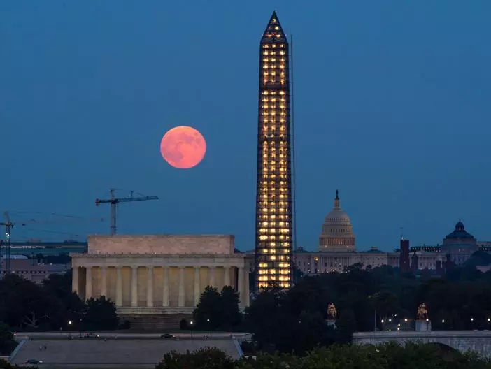 Harvest Moon răsare peste Washington