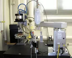 मशीनें जो उत्पादन दरों पर कार्यात्मक माइक्रोफ्लुइडिक चिप्स का उत्पादन करती हैं