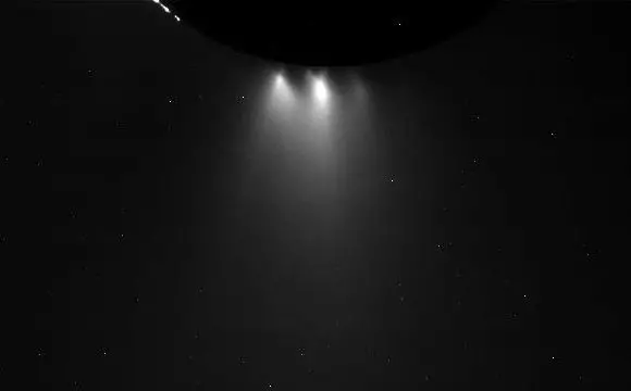 Ný Cassini mynd af Enceladus Geyser Flyby