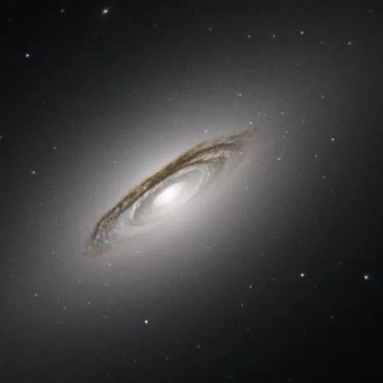 Gambar Hubble Baru dari NGC 6861