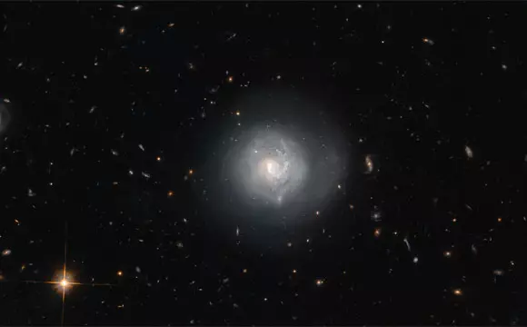 Hubbleův snímek lentikulární galaxie Mrk 820