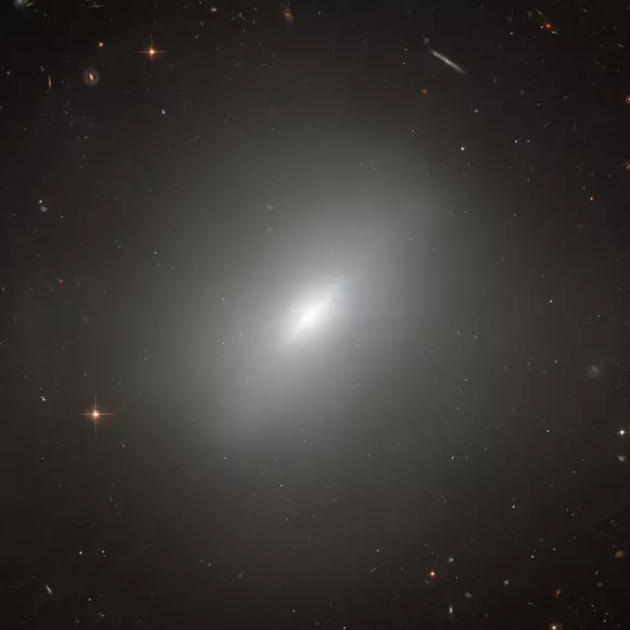 हबल व्ह्यूज यंग एलिप्टिकल गॅलेक्सी NGC 3610