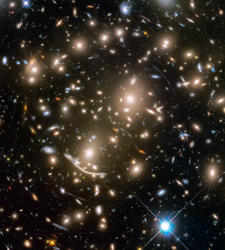 Tampilan Hubble saka Galaxy Cluster Abell 370